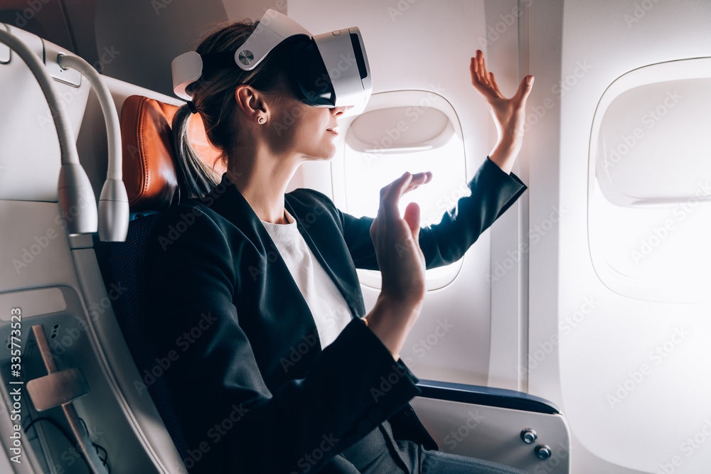 Foto de Female passenger travelling via business airline and testing ...