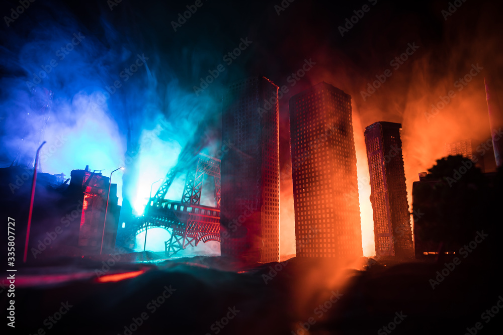 Foto de Empty street of burnt up city, flames on the ground and blasts ...