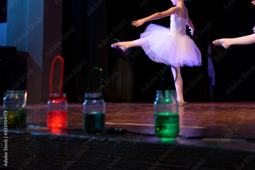 Bailarinas de ballet en escenario / Ballet dancers on stage Stock Photo ...