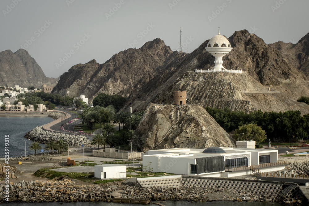 Foto de Muscat. Oman. Oman Sultanate, Muscat, Riyam Park, monument in ...