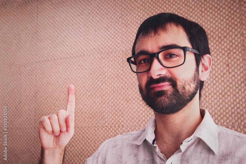 Homem de barba e óculos apontando ou indicando algo Stock Photo | Adobe ...