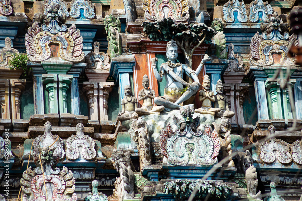 Foto de Hindu temple in Tamil Nadu, South India. Sculptures on Hindu ...