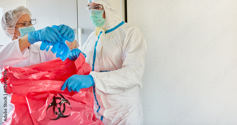 Putzkräfte entsorgen infektiösen Müll in Klinik Stock Photo | Adobe Stock