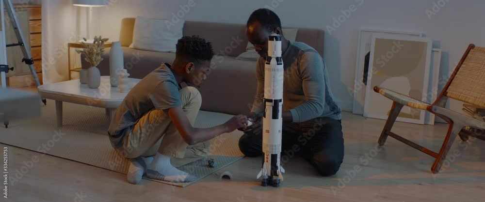 Vidéo Stock African American father and son playing together, building ...