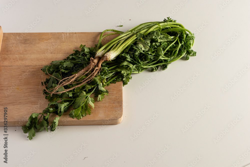 Cilantro en mesa de cocina para preparar comida casera con tabla de ...