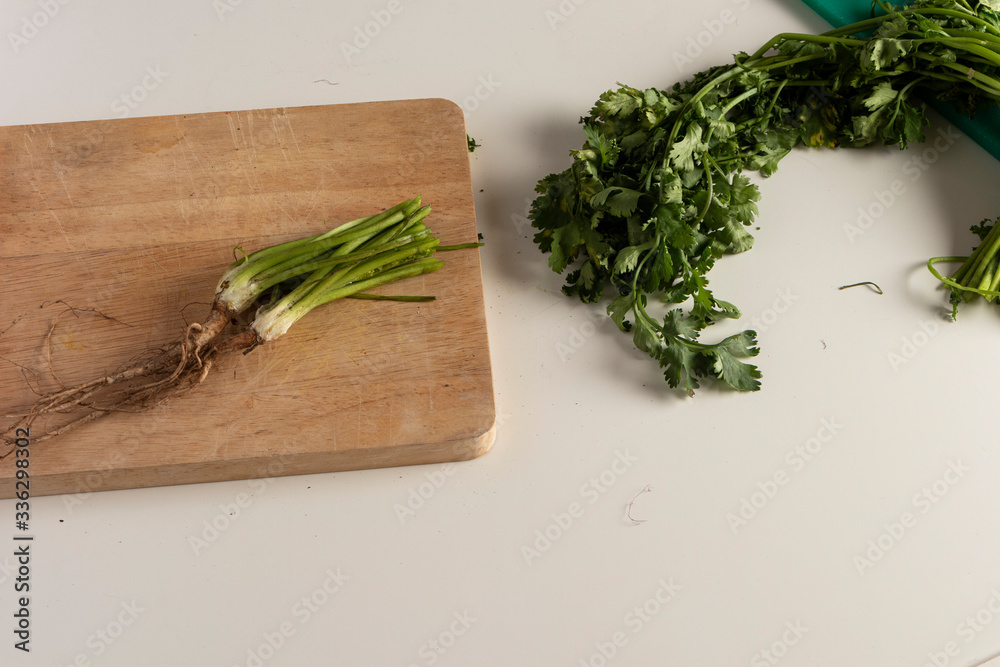 Raiz de Cilantro en tabla de madera para cocinar. Restaurante casero ...