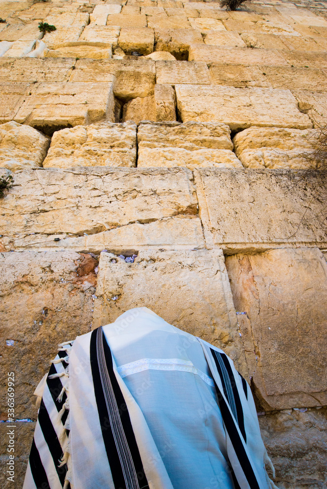 Foto de Orthodox Jew praying at the Western Wall, wearing the tallit ...