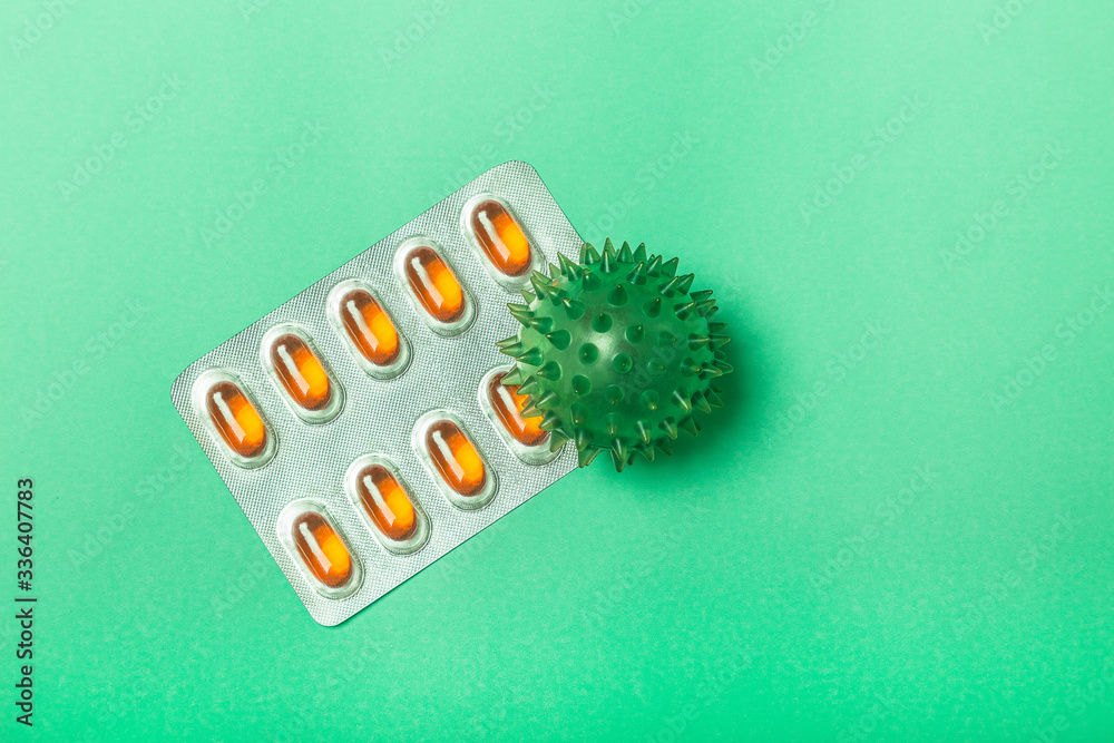 COVID-19 on green background. Cápsula antiviral (medicamento) para el ...