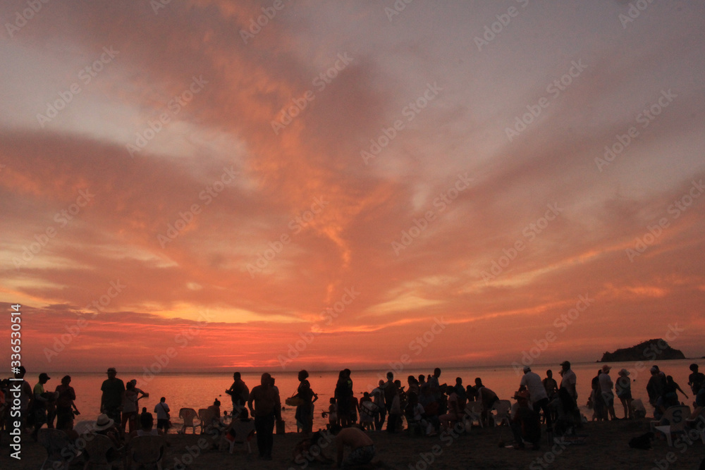 Foto de silueta de personas bajo un bello atardecer rojizo do Stock ...