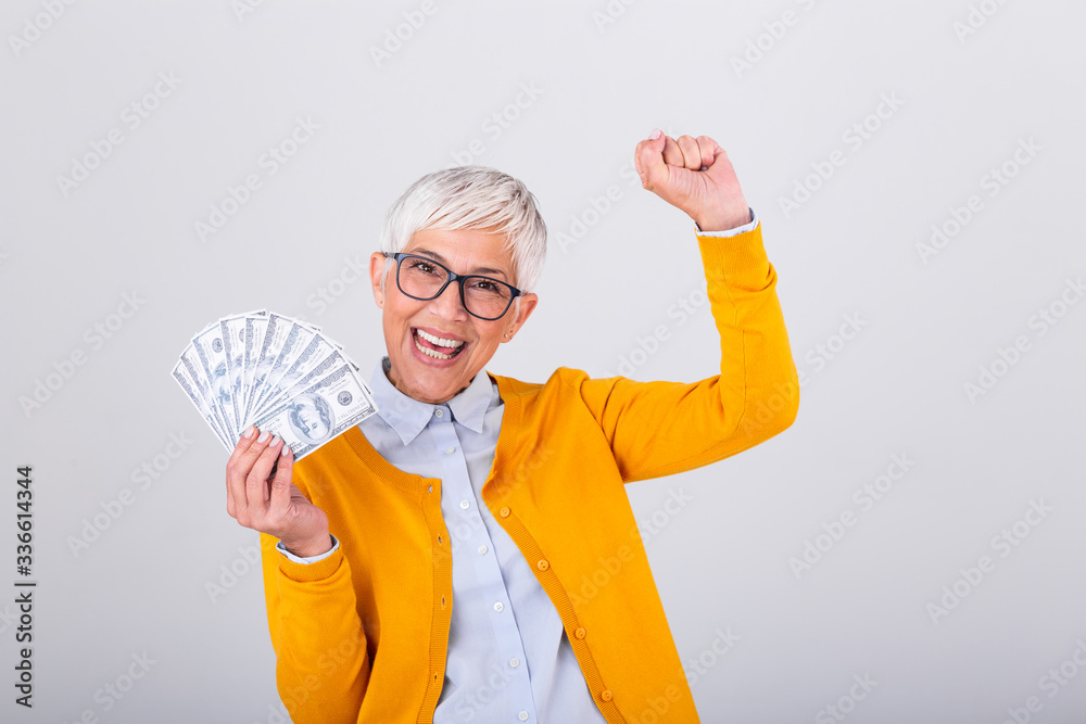 Foto de Beautiful senior lady holding a bunch of $100 bills with ...