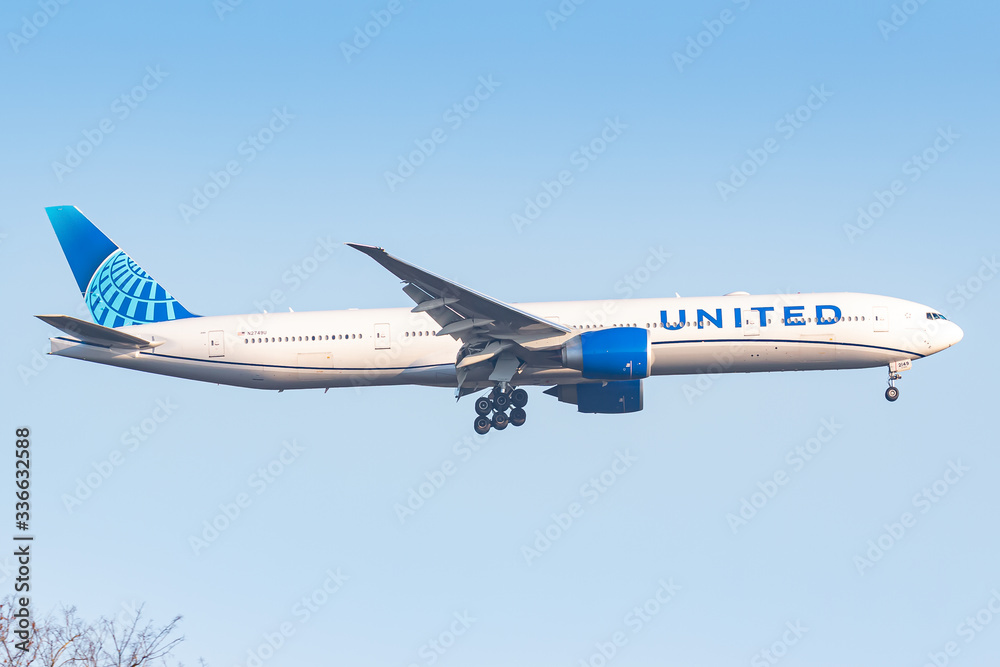 United Airlines Boeing 777 airplane at Frankfurt Stock Photo | Adobe Stock