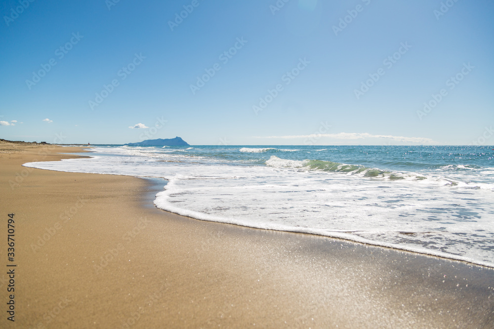 Promontorio del Circeo visto dal lungomare di Latina, Italia ภาพถ่าย ...