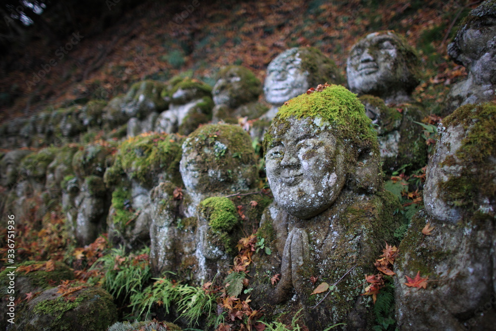 Poster Jizō (Japanese stone statues) at Otagi Nenbutu-ji temple in ...