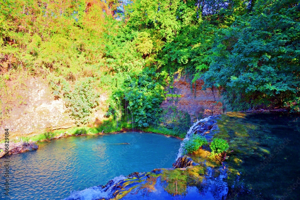 Fotka „paesaggio naturale del fiume Elsa, noto come il fiume turchese ...