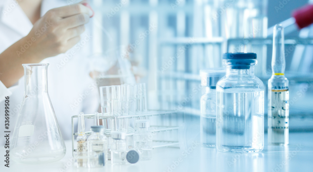 Foto de Scientist with a tube of biological sample test by covid-19 ...