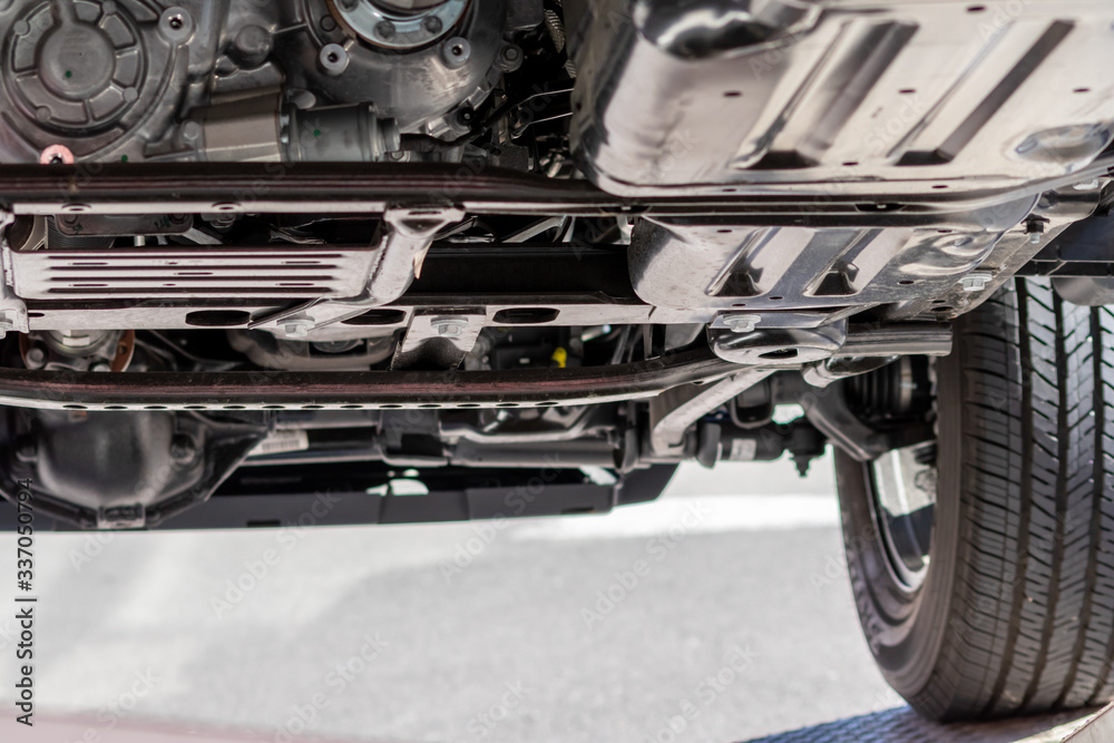 Foto de Unterboden eines Geländewagen , SUV oder Geländefahrzeugs zeigt ...