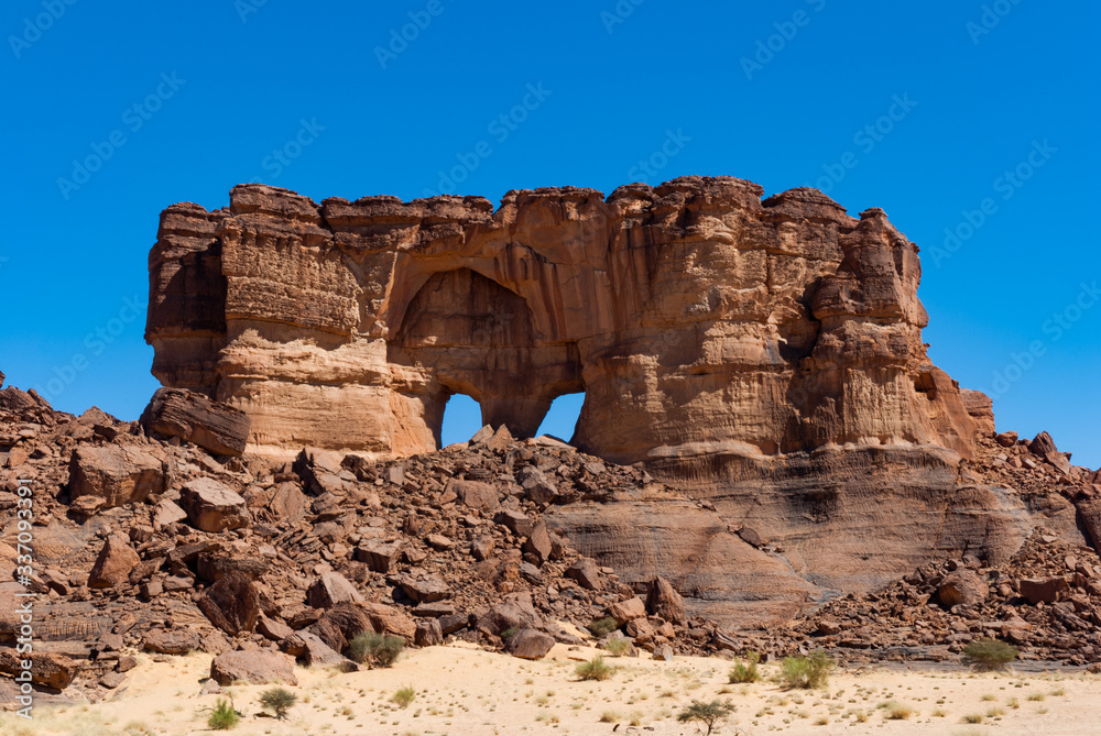 Foto de Eroded of rocsk in Sahara desert, Chad, Africa. Arches and rock ...