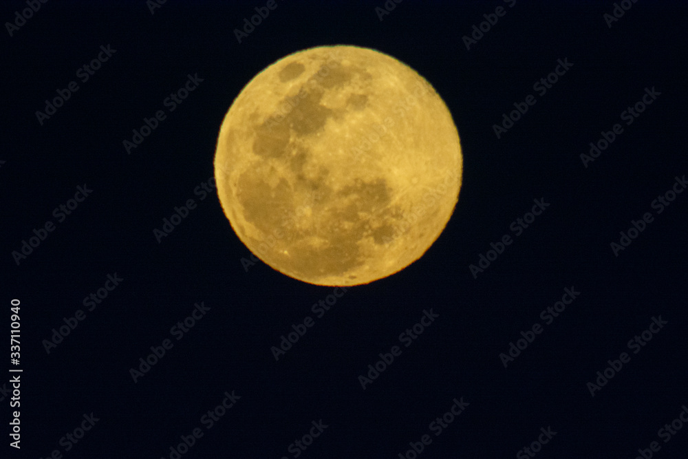 luna llena Stock Photo | Adobe Stock
