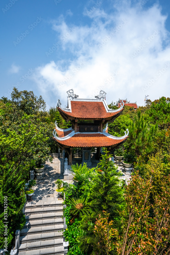 Ba Na Nui Chua peak with " Linh Phong Tu " temple, Linh Phong tower ...