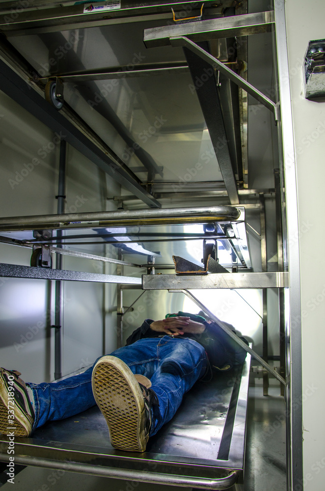 Foto de cadavre mort morgue personne décédé mise en scène faux do Stock ...