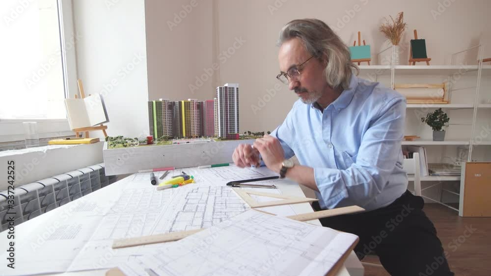 Vidéo Stock Senior caucasian successful architect or engineer in formal ...