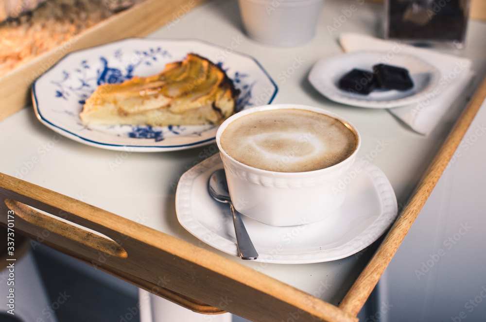 Merienda en casa sobre una bandeja con tarta de manzana, café y ...