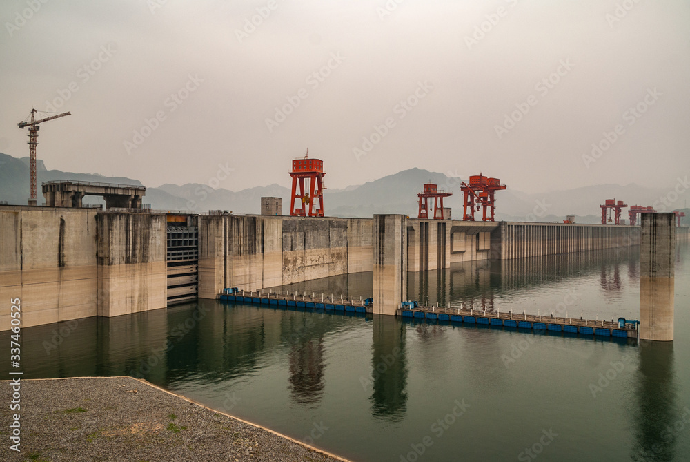 Foto de Three Gorges Dam, China - May 6, 2010: Yangtze River. Foggy ...