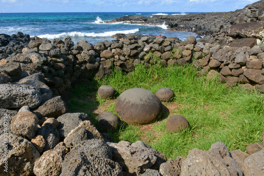 Egg shaped rocks and rock walls next to the sea, Te Pito Kura, Rocks ...