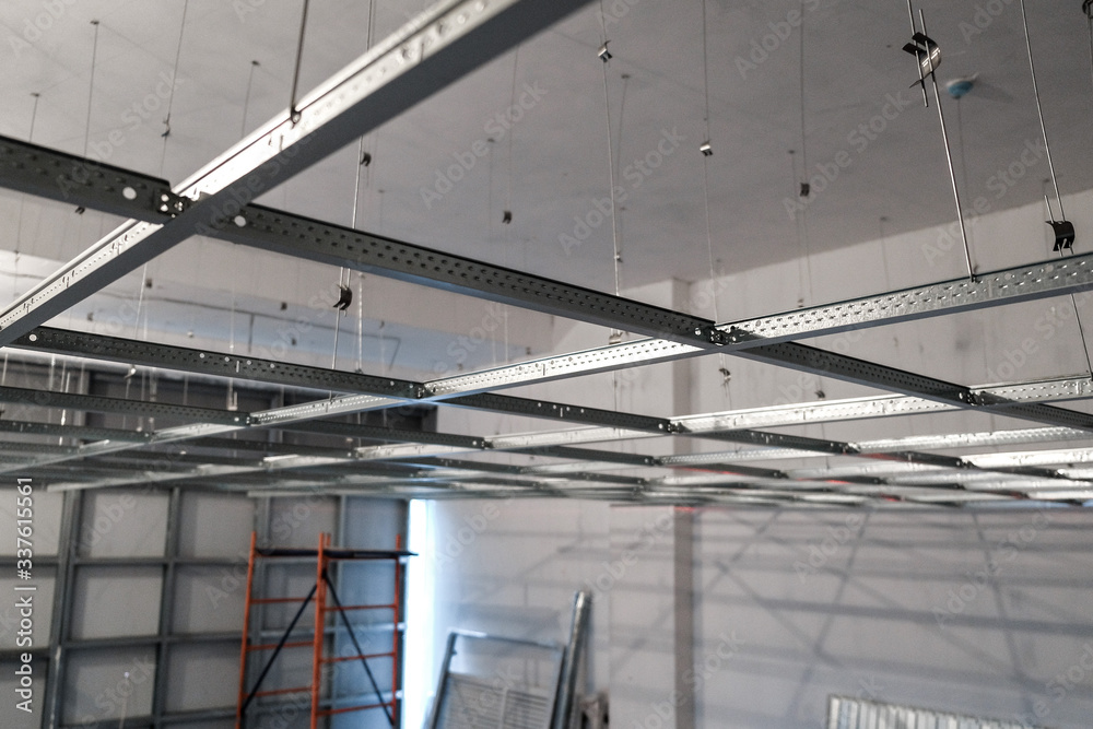 Foto de the installation of suspended ceiling at the construction site ...