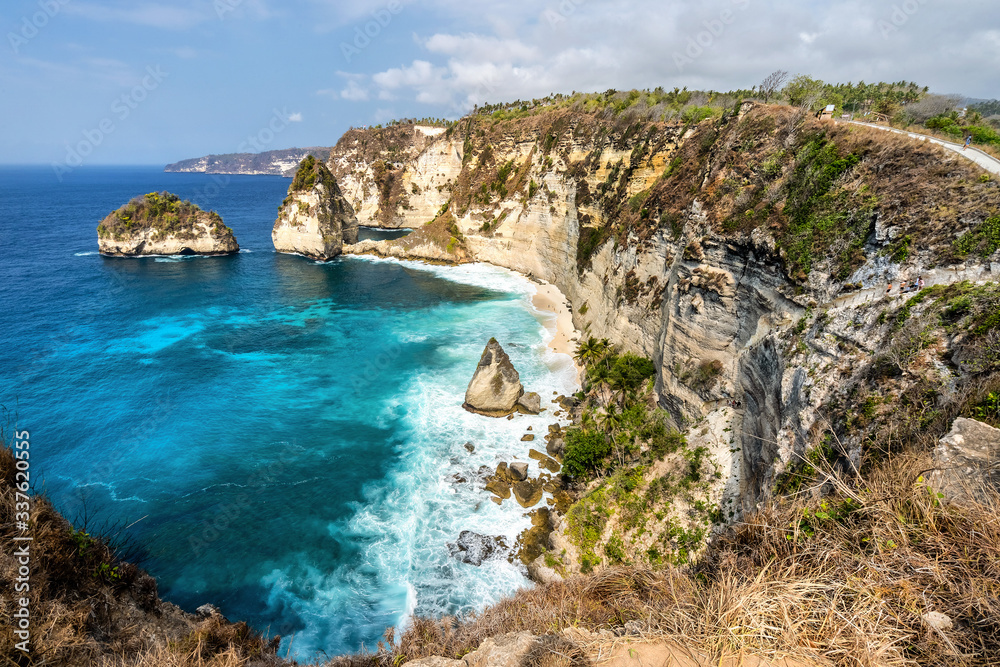 Foto de Magnificent view of unique natural rocks and cliffs formation ...