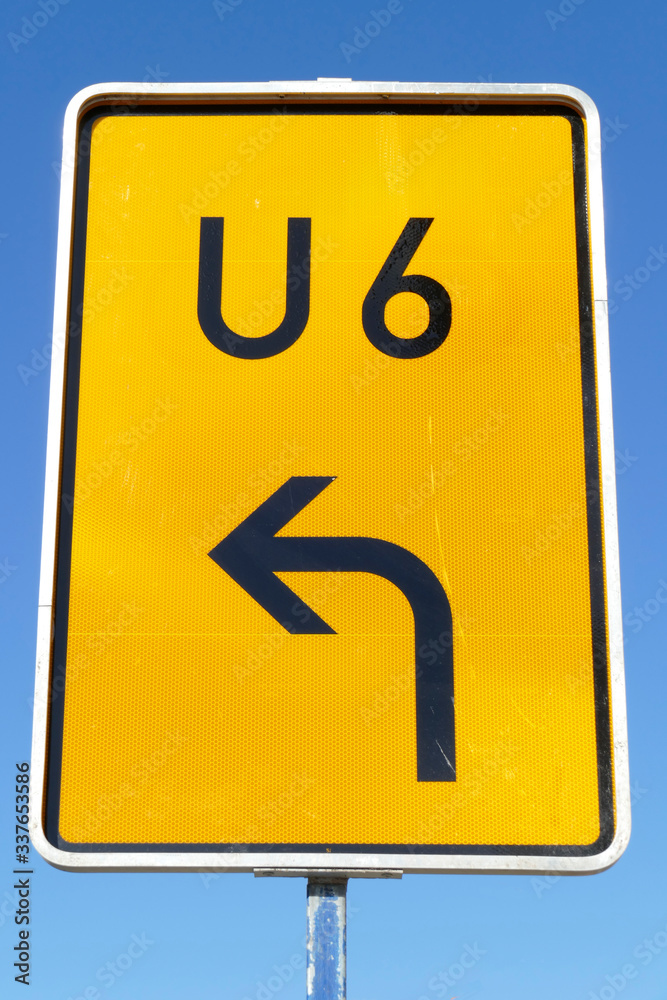 Gelbes Verkehrszeichen Umleitung, Pfeilwegweiser Stock Photo | Adobe Stock