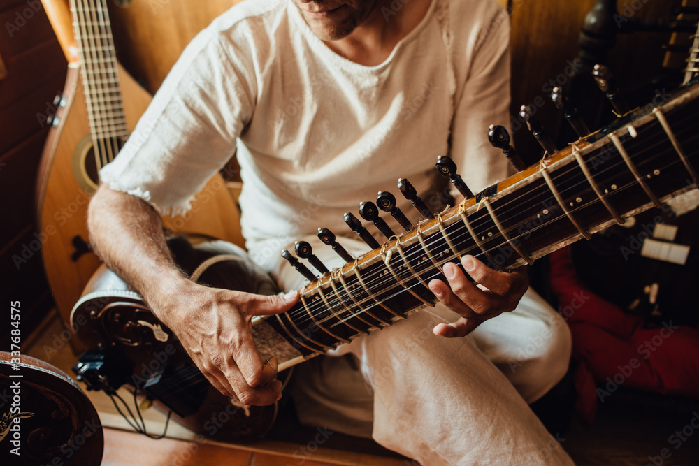 Close up photo of hands of an Indian musician playing a sitar Stock ...