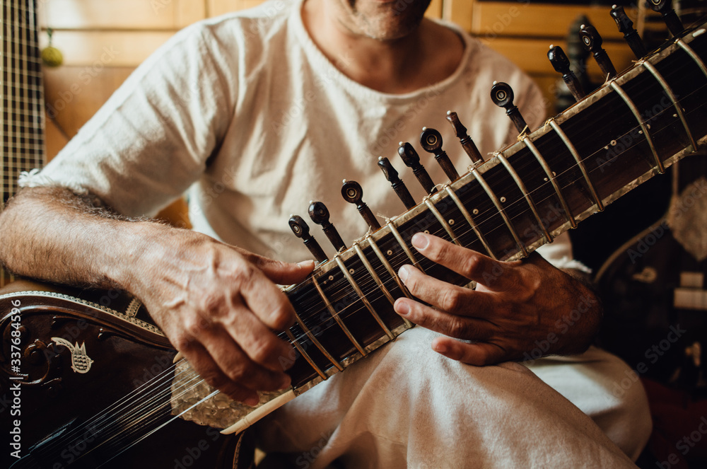 Close up photo of hands of an Indian musician playing a sitar Stock ...