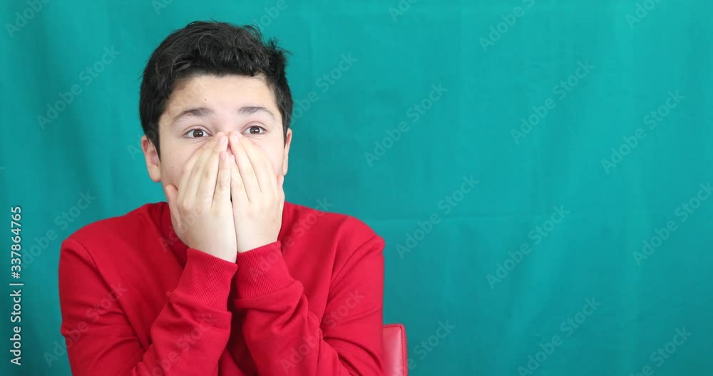 Vidéo Stock Portrait of a suprised caucasian child gainst chroma key ...