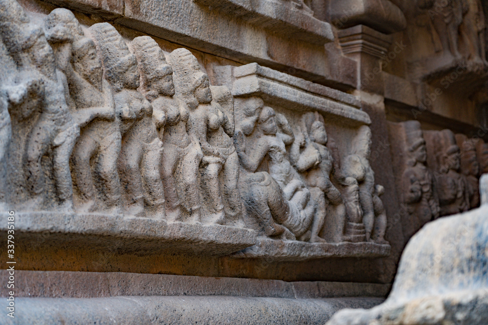 Foto de A stone sculpture of murder scene of adhitha karikalan in lord ...