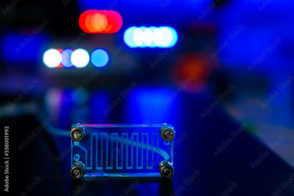 Foto de Organ-on-a-chip (OOC) - microfluidic device chip that simulates ... Foto de Organ-on-a-chip (OOC) - microfluidic device chip that simulates ...