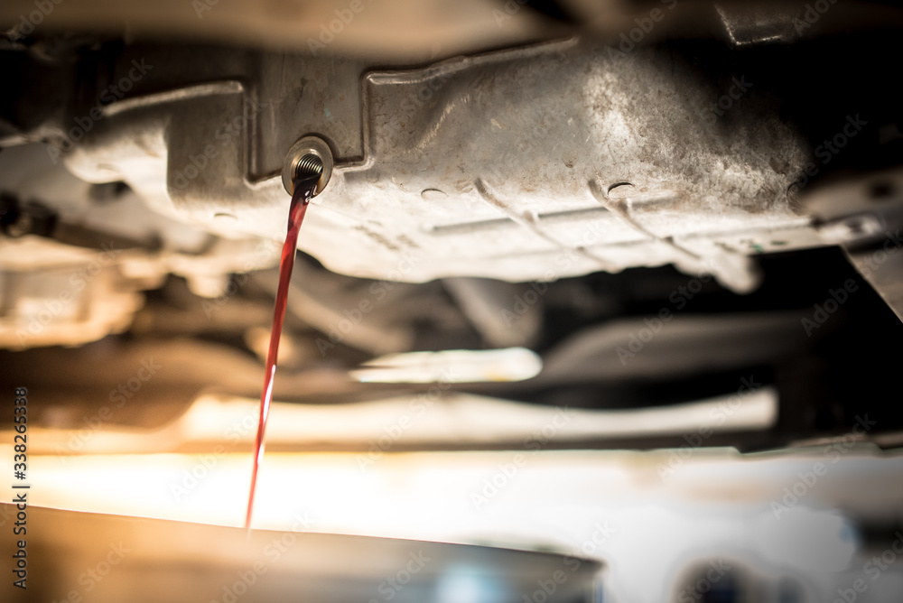 Foto de Drain the old oil from the engine through the drain plug ...