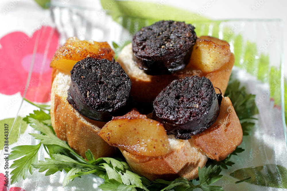 Mini bouchees de boudin noir antillais aux pommes à la cannelle Stock ...