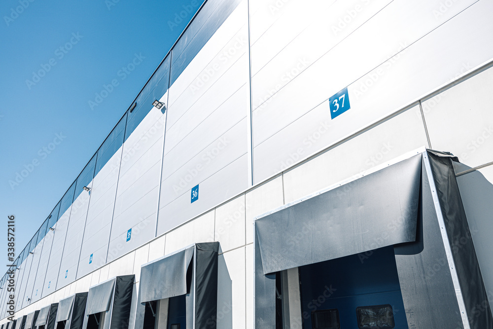 Foto de Loading ramp doors at distribution warehouse, logistic centre ...