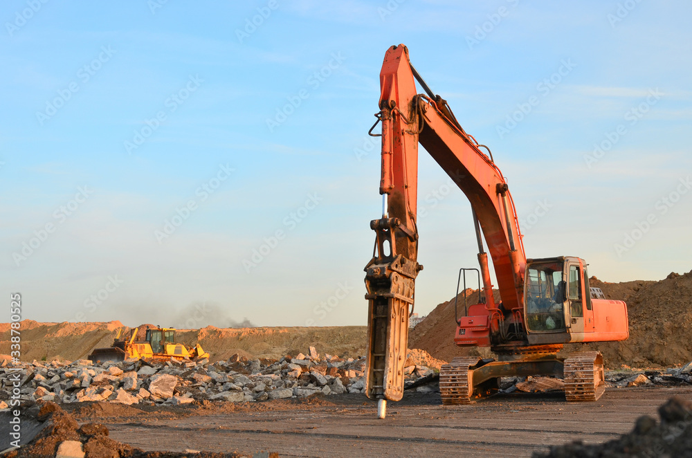Hydraulic breaker hammer for the destruction of concrete and hard rock ...