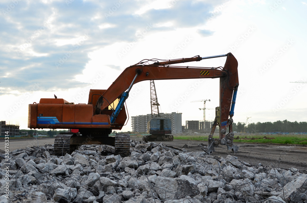 Excavator with hydraulic shears for cutting and crumbles demolition ...