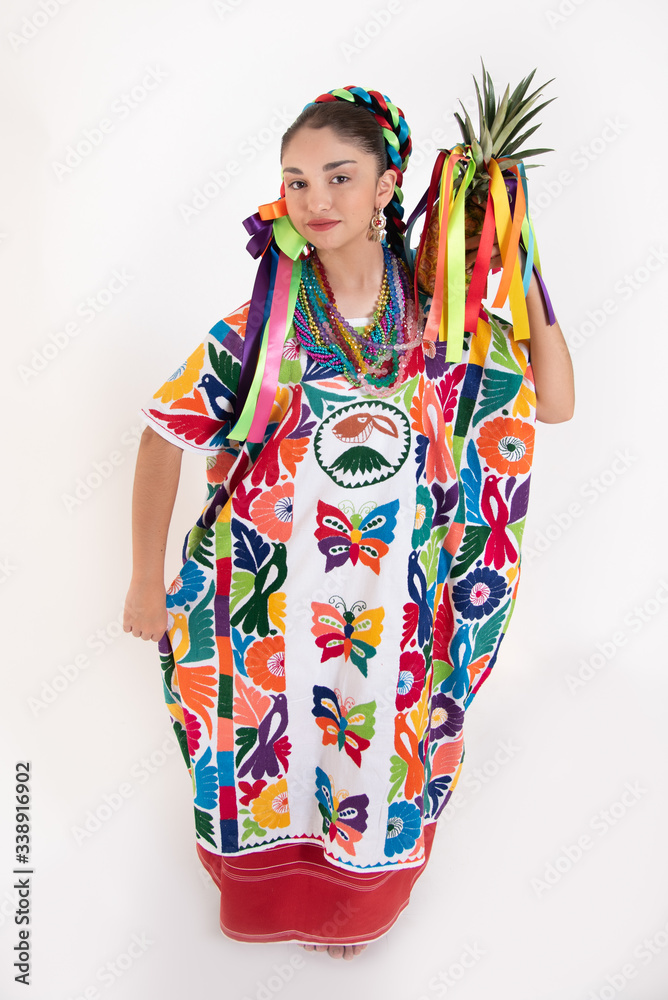 mujer adolecente, latina con traje tipico de flor de piña de oaxaca ...