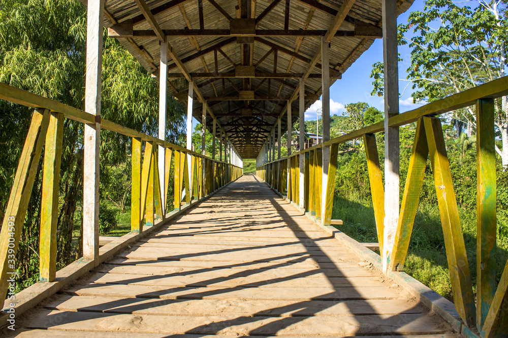 Contamana, Ucayali, Perú, río de cascada en aguas termales, aguas ...