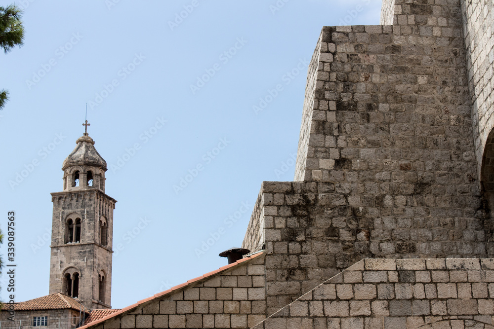 Foto de Ancient church top view, and stairs of Dubrovnik old town, hand ...