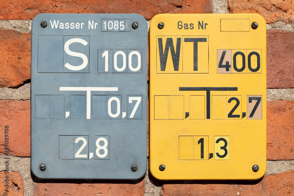 Schieberschilder für Erdgas und Wasser, Schieber Stock Photo | Adobe Stock