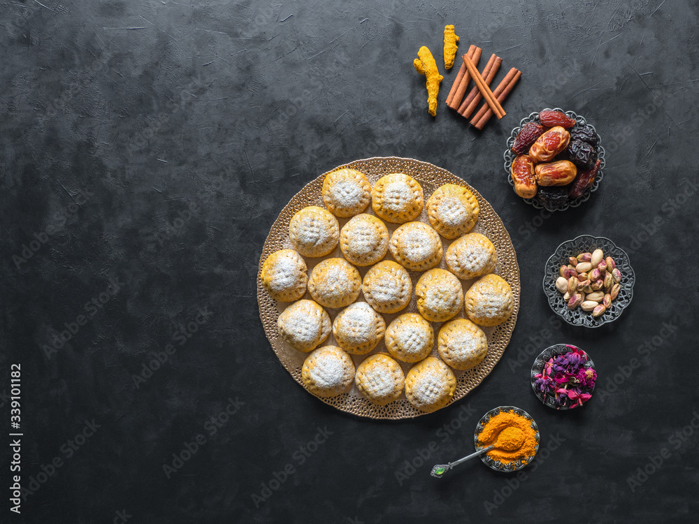 Egyptian cookies "Kahk El Eid", variation with the addition of turmeric ...