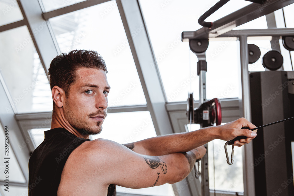 Personal trainer italiano che effettua dimostrazioni visive dei suoi ...