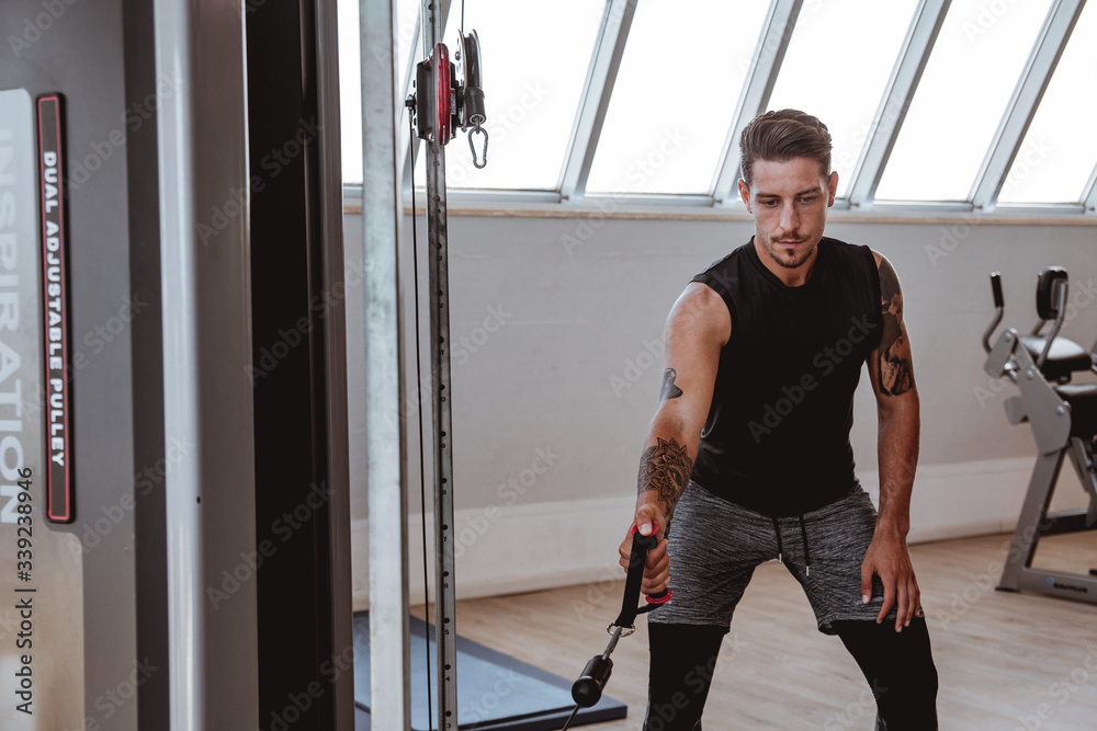 Personal trainer italiano che effettua dimostrazioni visive dei suoi ...