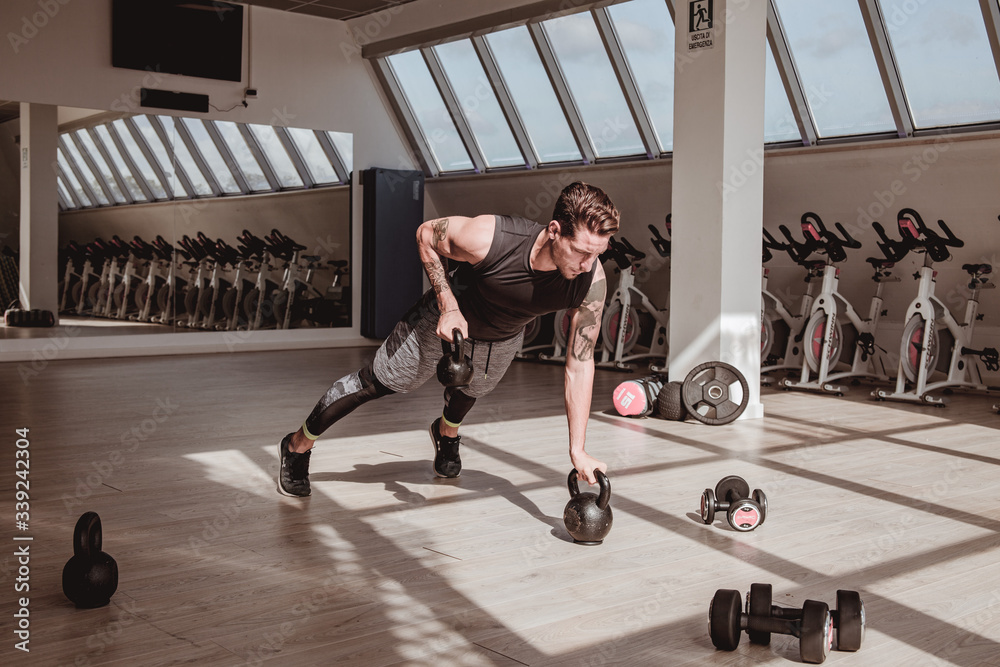 Personal trainer italiano che effettua dimostrazioni visive dei suoi ...