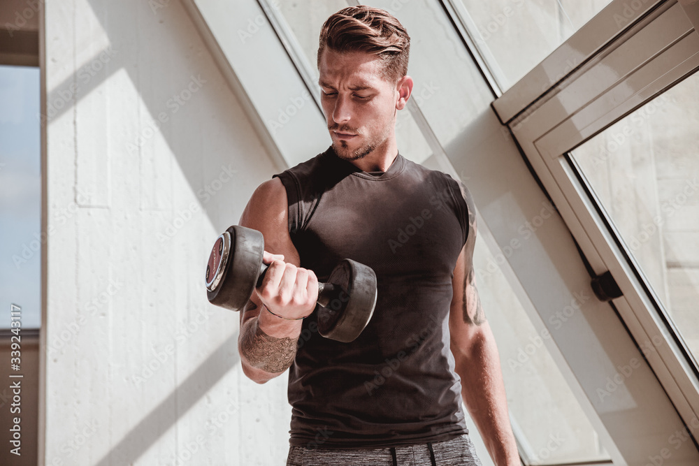 Personal trainer italiano che effettua dimostrazioni visive dei suoi ...